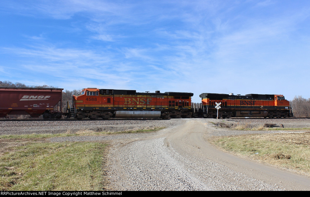 BNSF 1002 & BNSF 4588